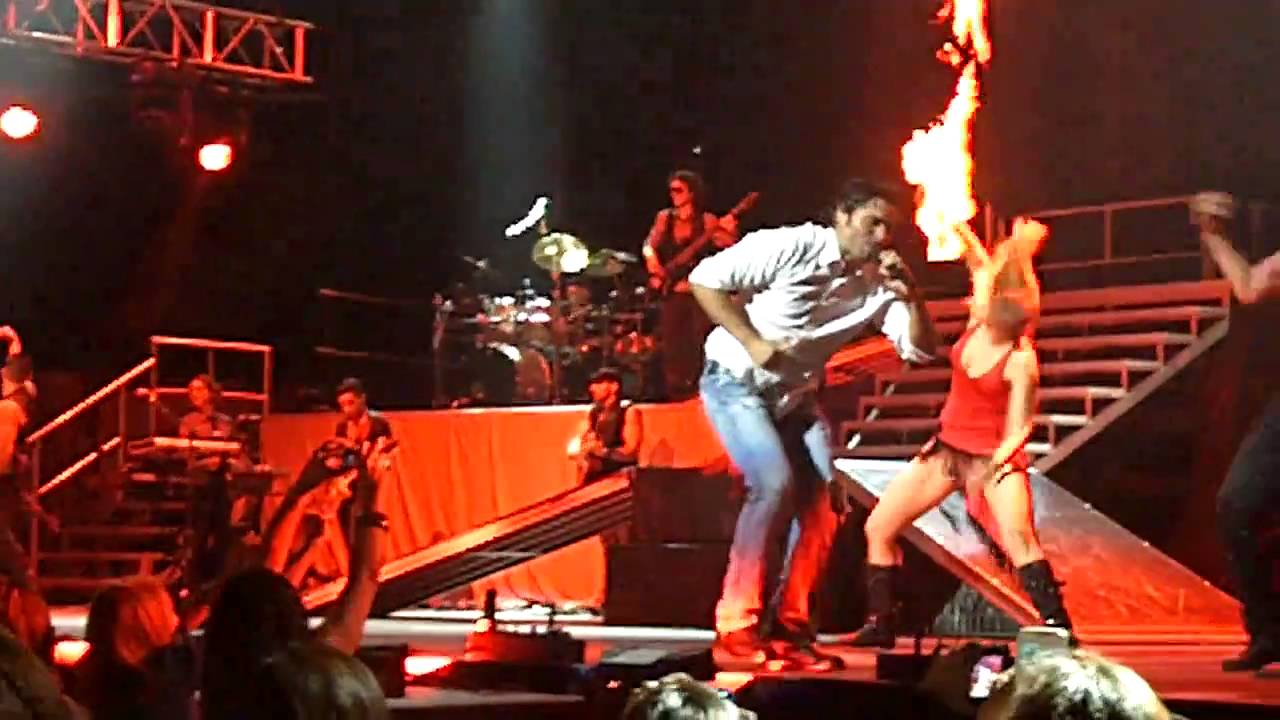 Chayanne torero in Orlando - YouTube