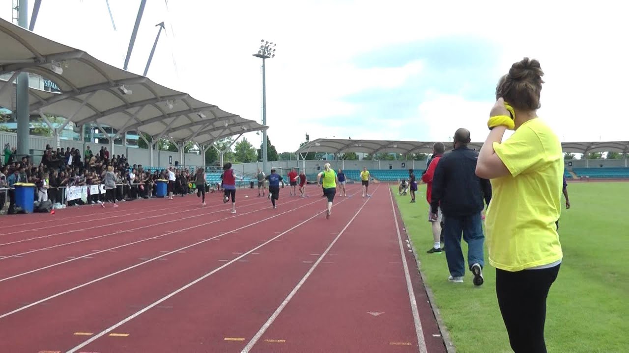 Sports Day 2014 - Staff 200m Relay Race - YouTube