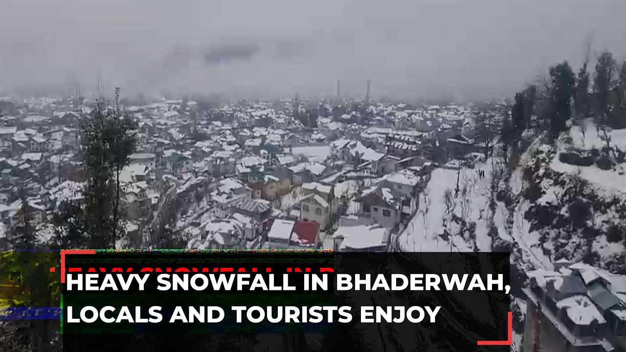 J&K: Heavy snowfall in Bhaderwah, locals and tourists enjoy - YouTube