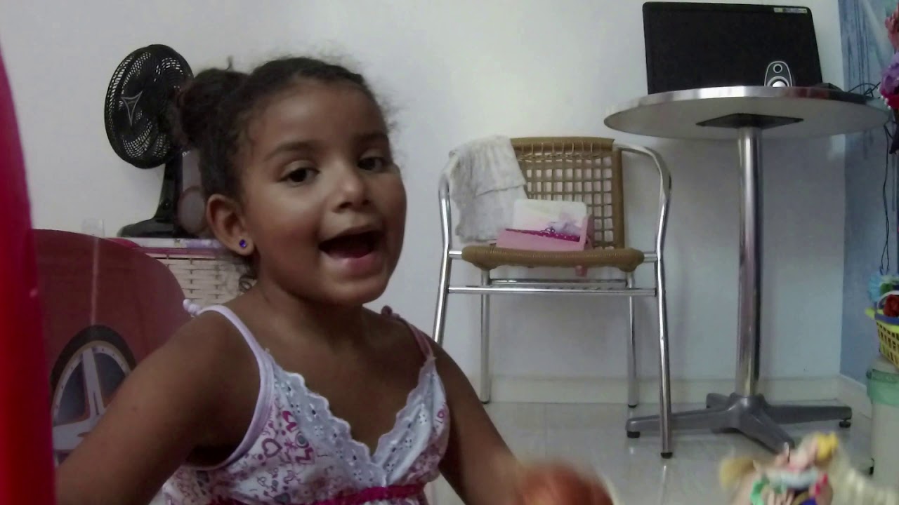 BRINCANDO DE BONECA NO QUARTO! - YouTube