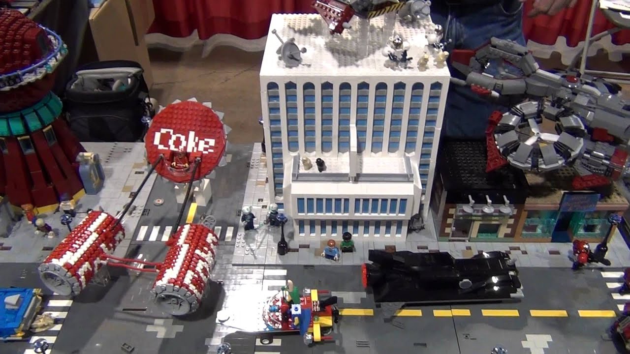 Comic Con 2011 Amazing Lego Setup - YouTube