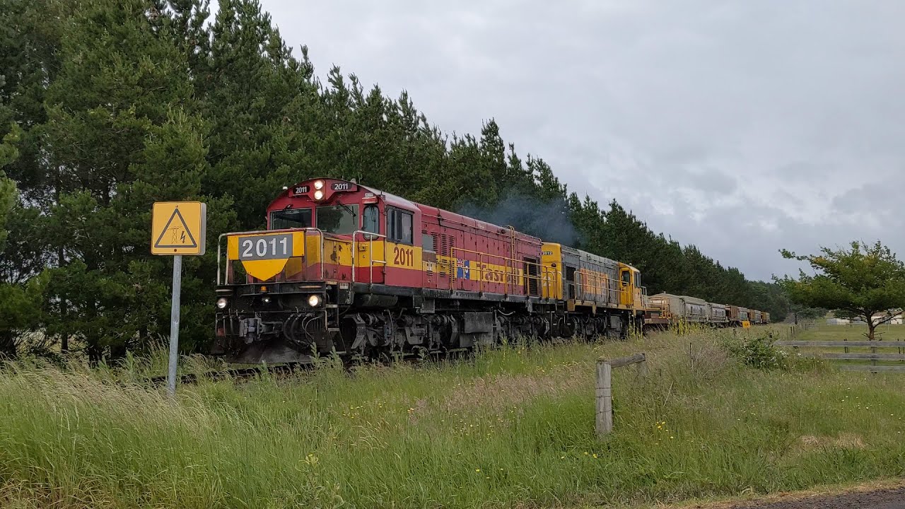 TasRail 2011 2012 #3XS empty ballast train Wilmores Lane - YouTube