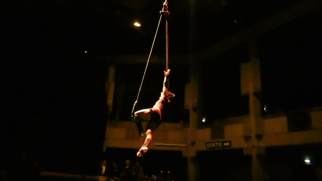 Aerial performance. Aerial trapeze. Danse trapèze. - YouTube