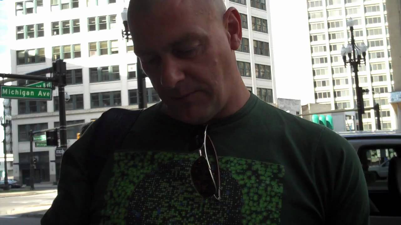Ray Stevenson Signing Autographs in Detroit on 5/30/09 - YouTube
