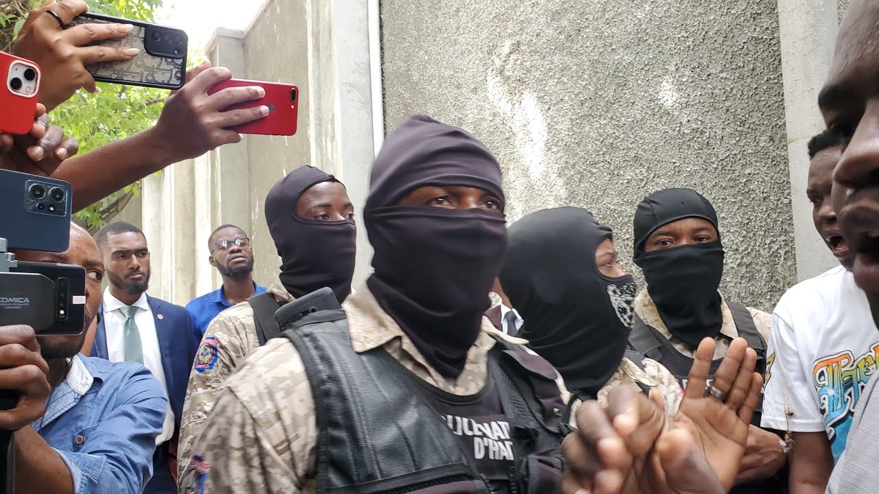 Pow pow yon gwoup militan politik fenk debake nan kou dapèl al mare Claude Joseph,lapolis reyaji ...