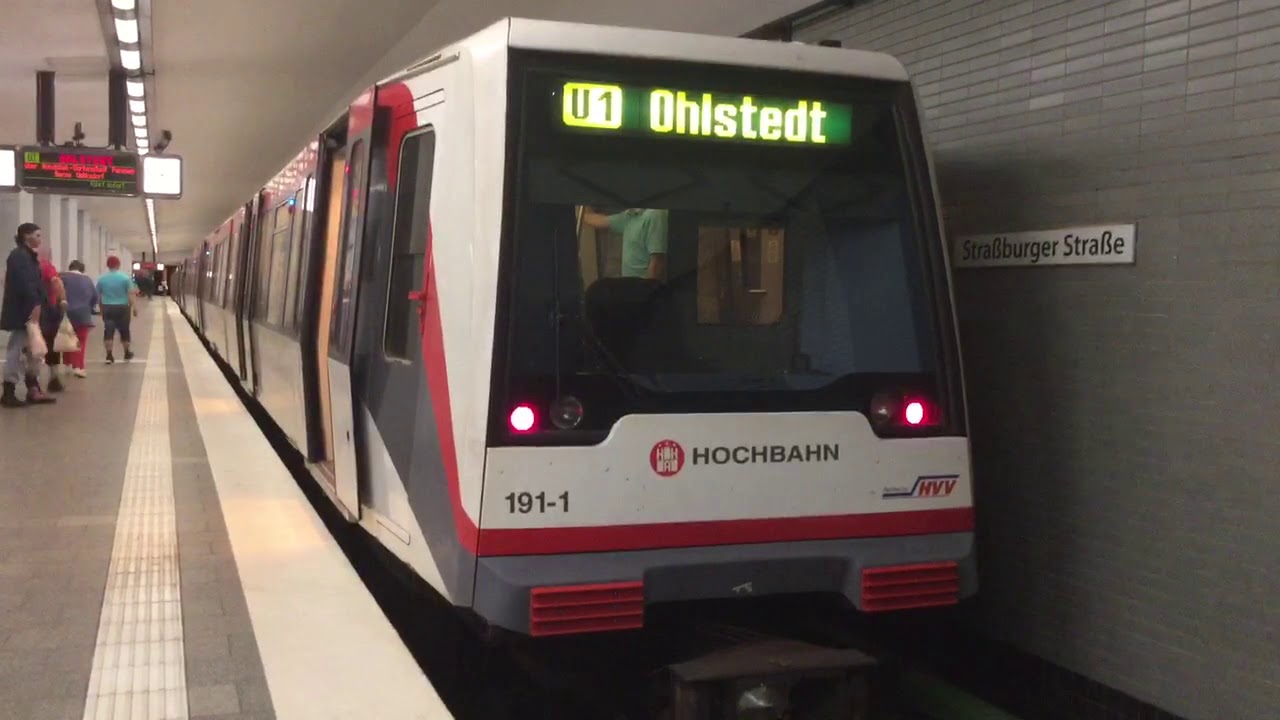U-Bahn Hamburg Ein und Ausfahrt einer U1 am Bahnhof Straßburger Straße ...