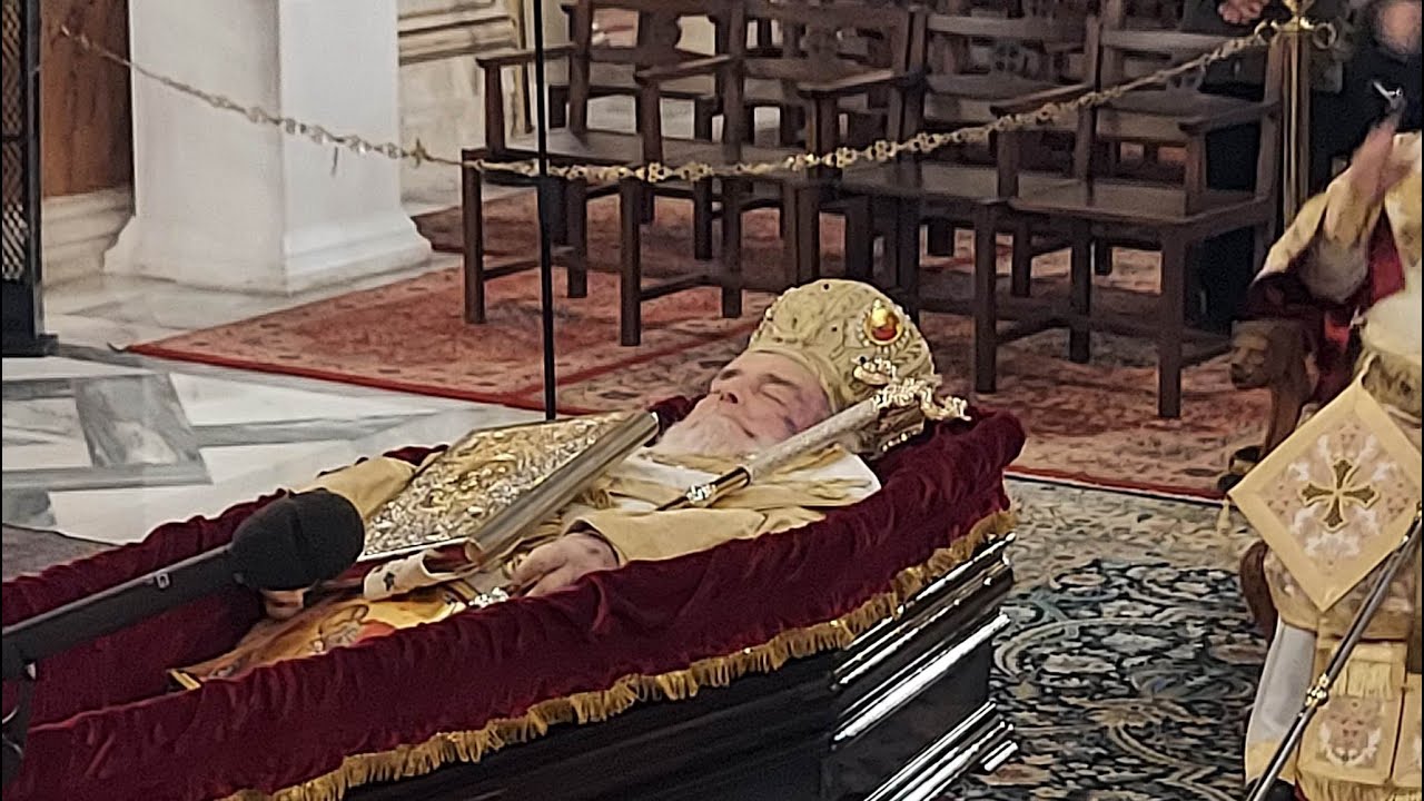 ΛΑΙΚΟ ΠΡΟΣΚΥΝΗΜΑ στη Μητρόπολη: Το "υστατο χαίρε" στον Μακαριστό ...