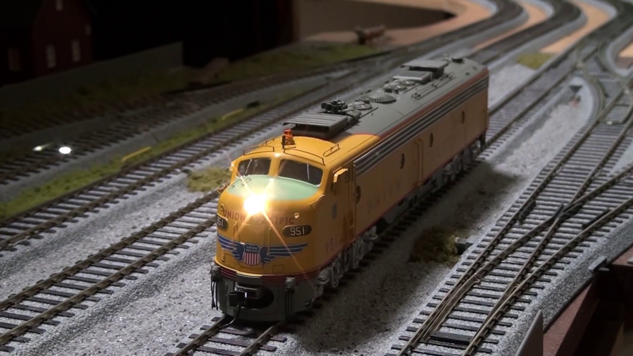 WALTHERS EMD E9AM LOCOMOTIVE/TSUNAMI SOUND - YouTube