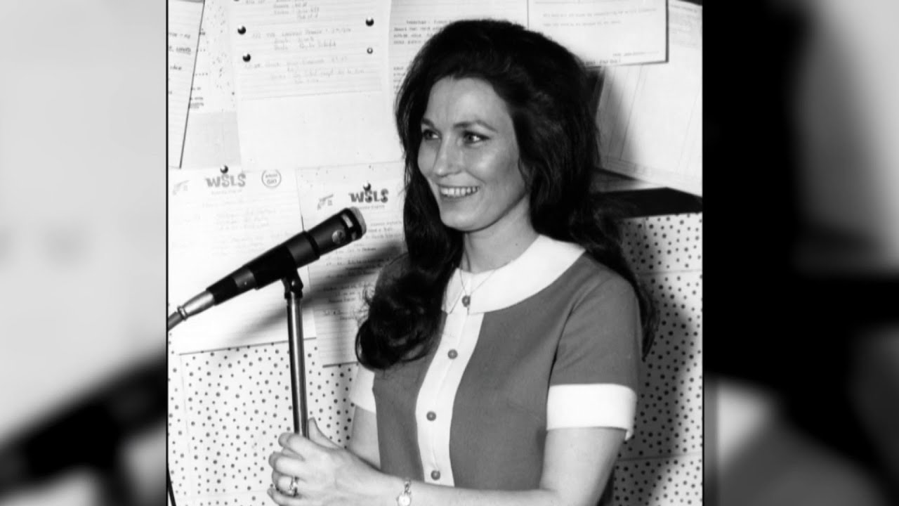 Country music icon Loretta Lynn dies at 90 - YouTube