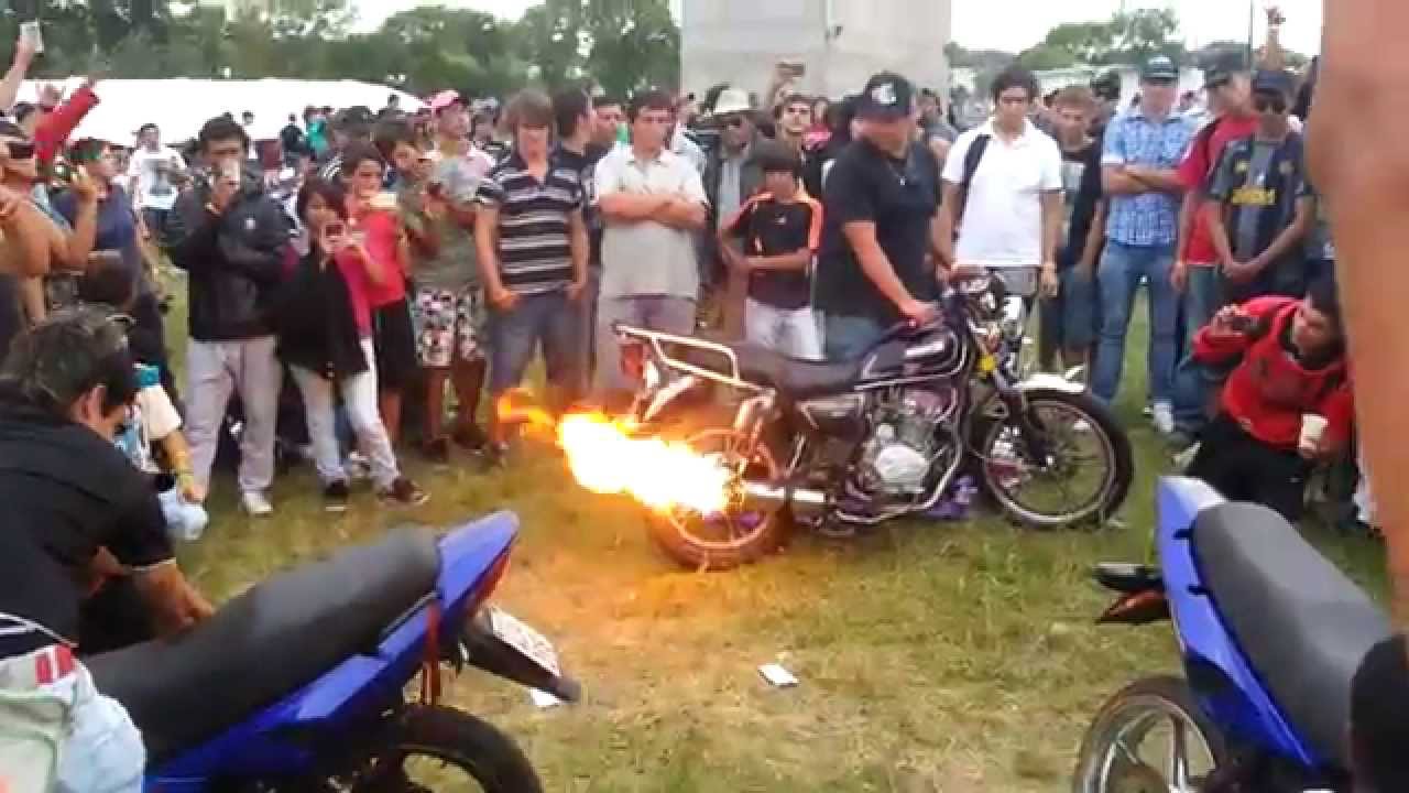 Moto en llamas - YouTube