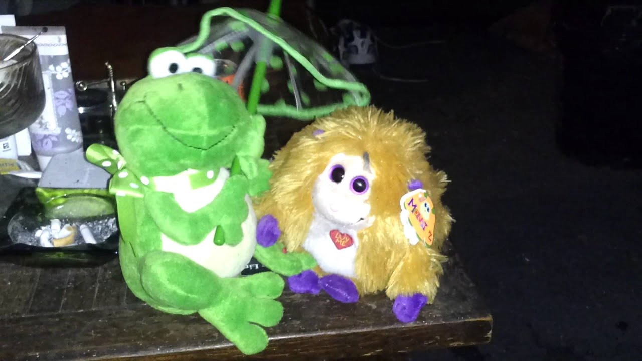 Frog singing to munchkin - YouTube