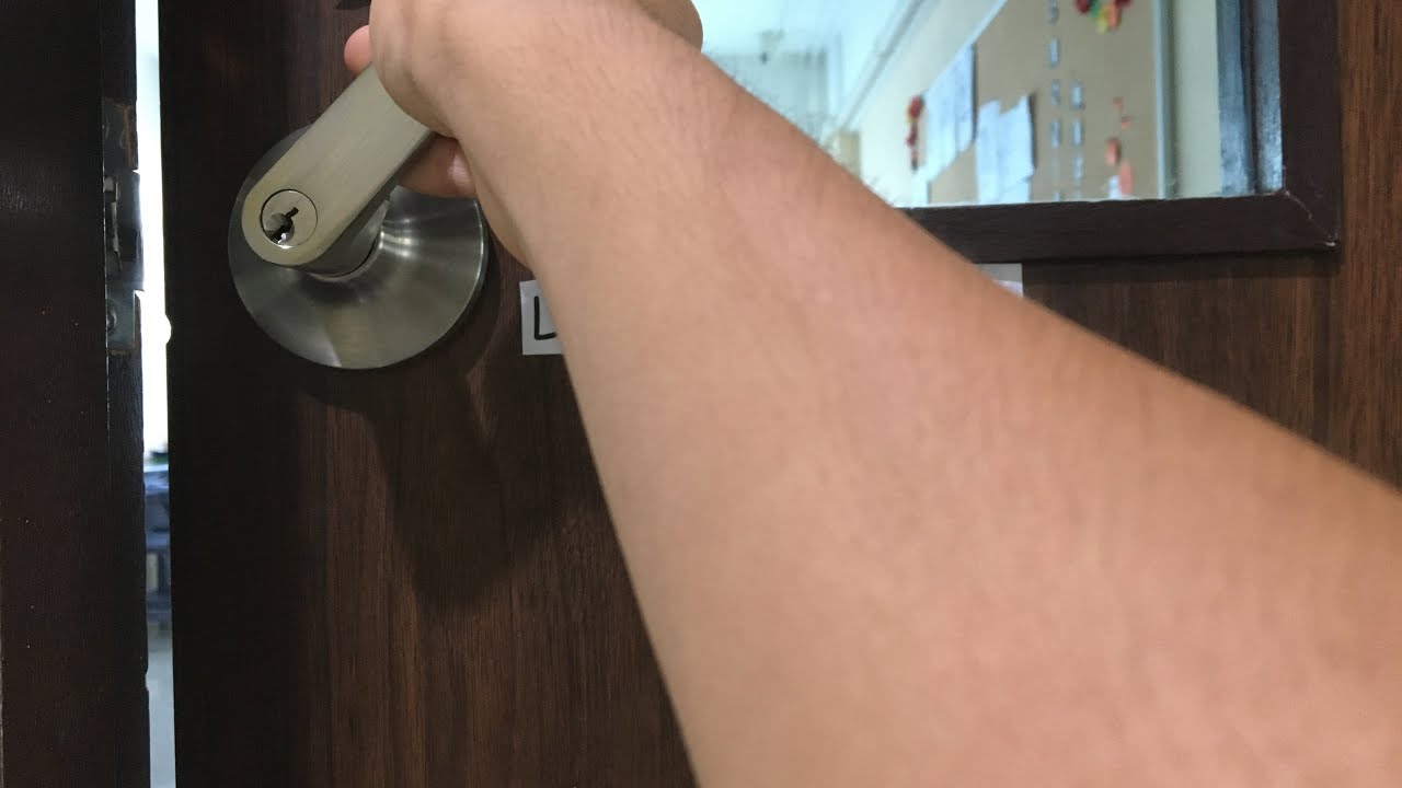 Weirdest doorknob in the world. - YouTube