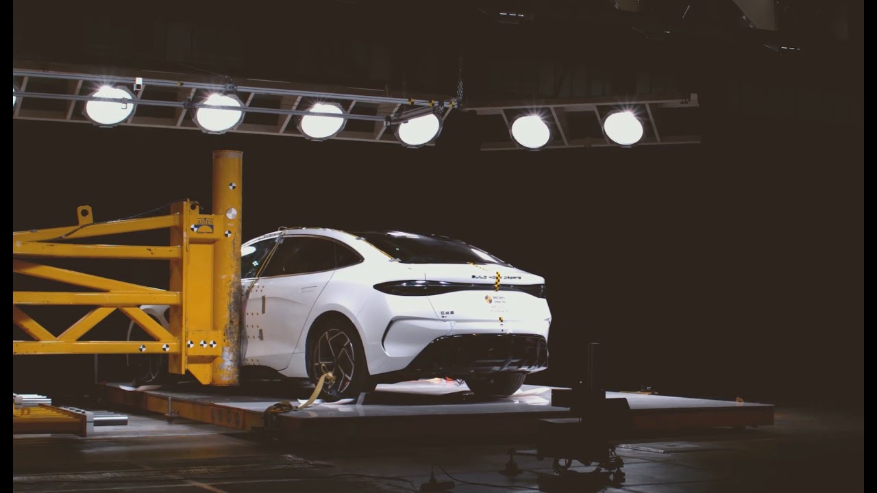 BYD Seal crash test - YouTube