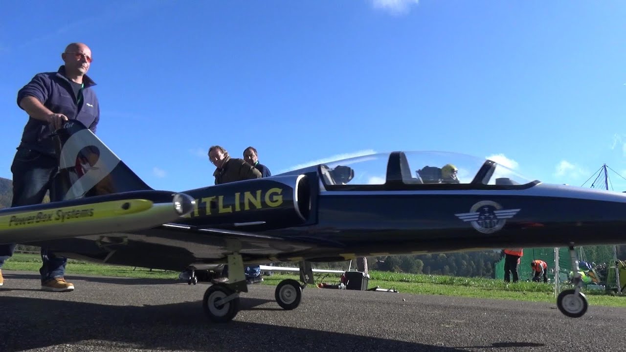 GIANT RC JETS VERY CLOSE FORMATION PERFORMANCE ALBATROS L-39 AND SWISS ...