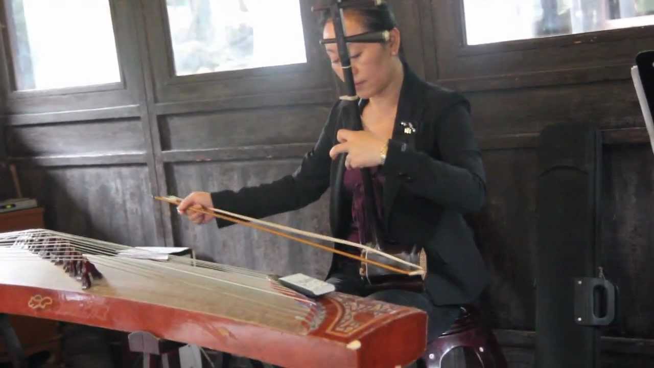 Erhu: chinese 2 stringed instrument - YouTube