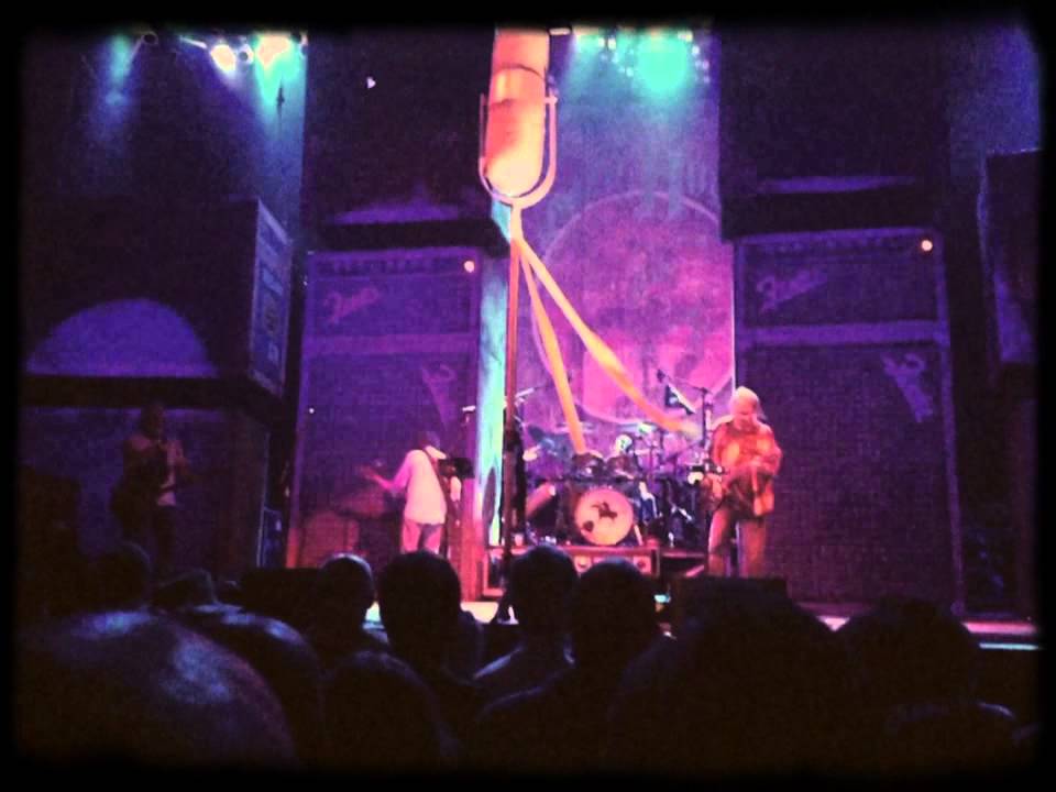 Neil Young with Crazy Horse - Danger Bird (intro) - Auckland (21 March ...