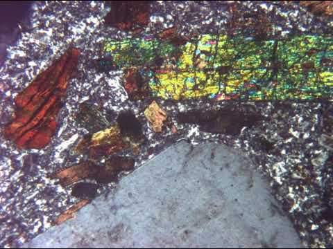 Microgranite à biotite et pyroxène au microscope polarisant (LPA) - YouTube