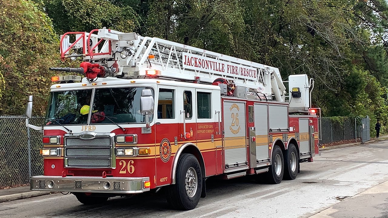 JFRD Ladder 26 arriving to a W2 at Ed White High School - YouTube