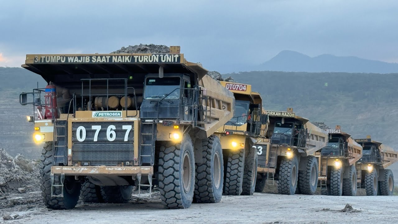 Coal mining with Oht cat 777 & Hd 785 komatsu in action - YouTube