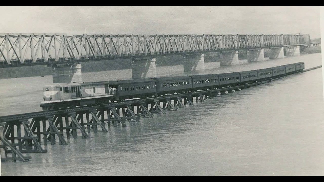 Breath taking image of train crossing Burdekin River while in flood ...