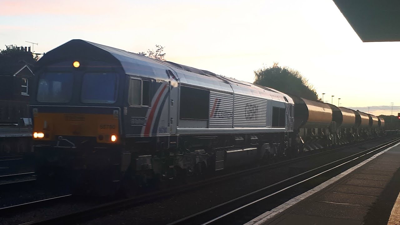 CEMEX Liveried 66780 hauls Autoballasters & Rails/Sleepers through ...