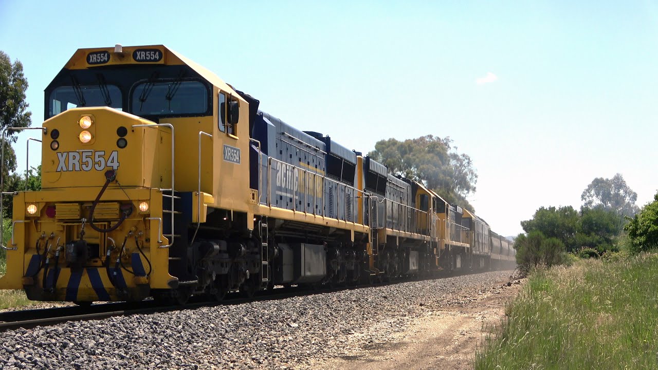 THUNDERBIRD LOCOMOTIVES rescue a stalled grain train - Australian Trains - YouTube