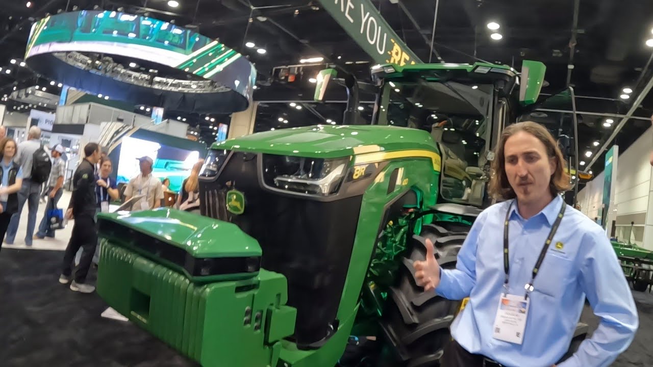 John Deere Fully Autonomous 8R at Commodity Classic! - YouTube
