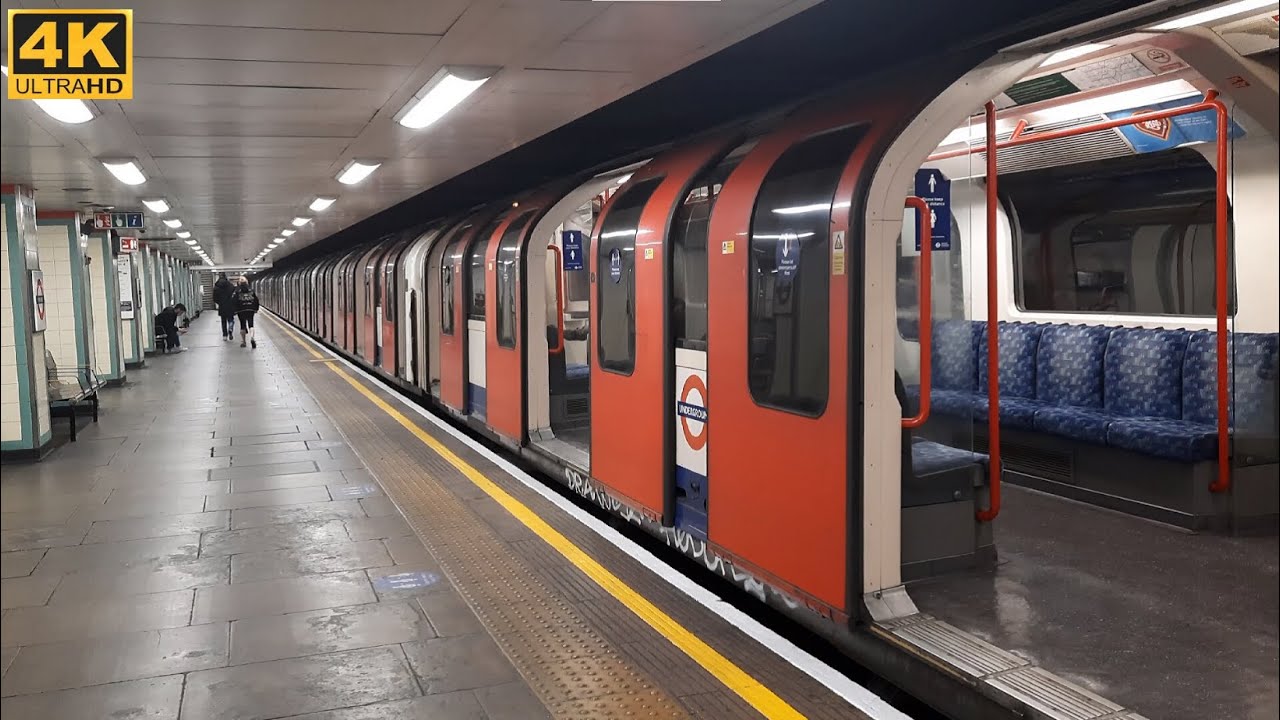 Central Line 1992 Stock | London Underground: Central line at Mile End ...