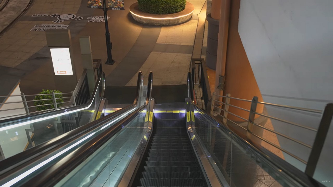 Taiwan, Kaohsiung, SKM Park Outlets, 2X escalator @ night - YouTube