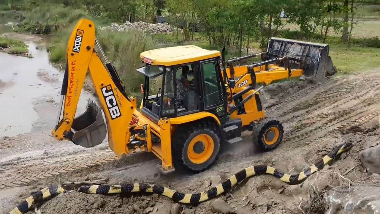 Camera Capture Snake in JCB Working Place - JCB 3DX Machine Working ...