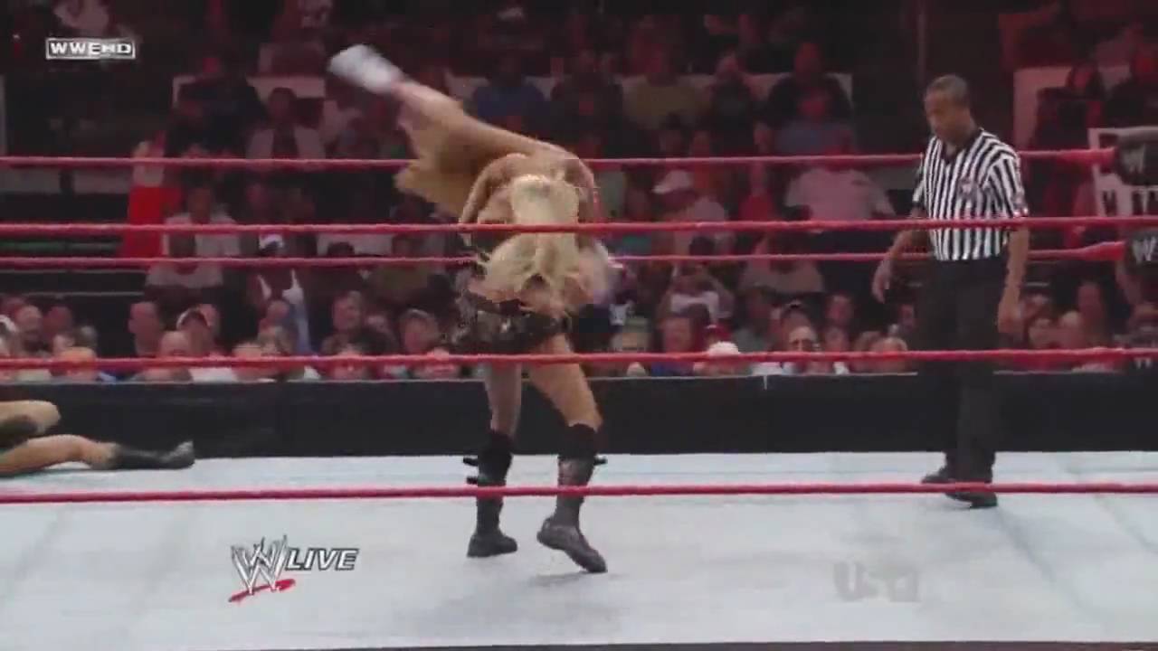 WWE Diva - Kelly Kelly - Tilt-A-Whirl Spinning Headscissor Takedown ...