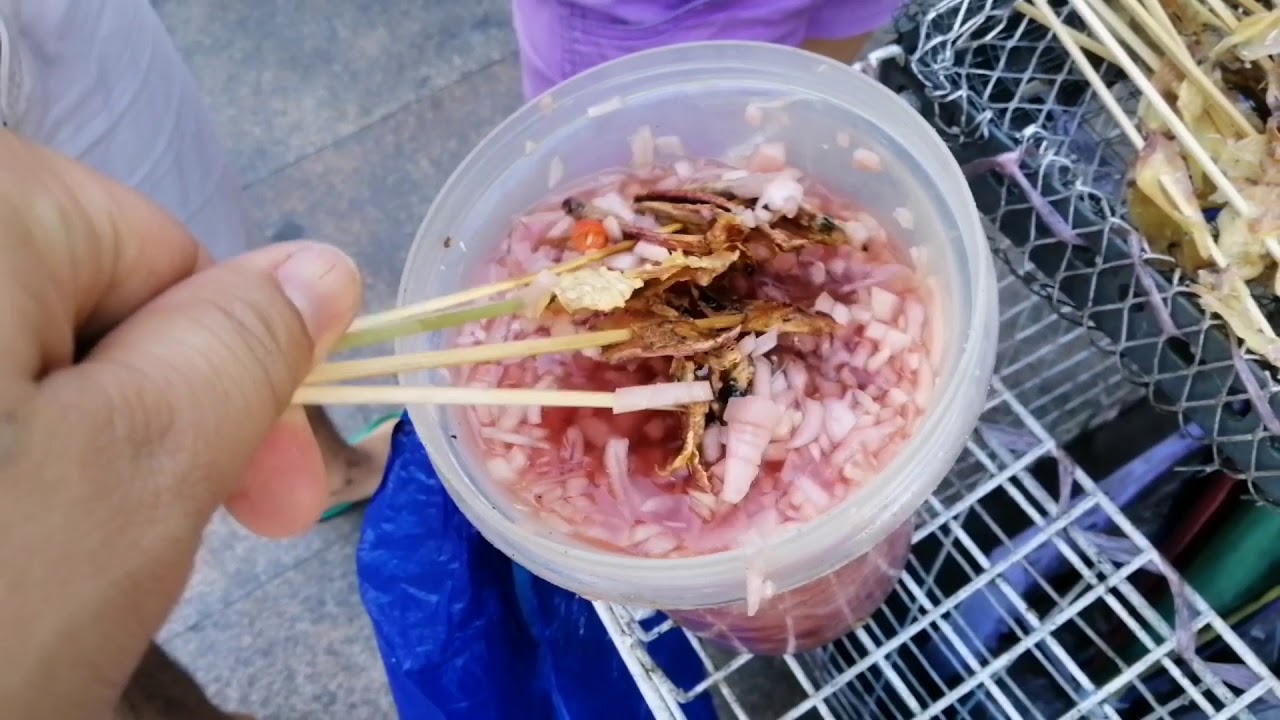 PHILIPPINES STREET FOOD DRIED PUSIT NAKAKATAKAM SA SARAP - YouTube