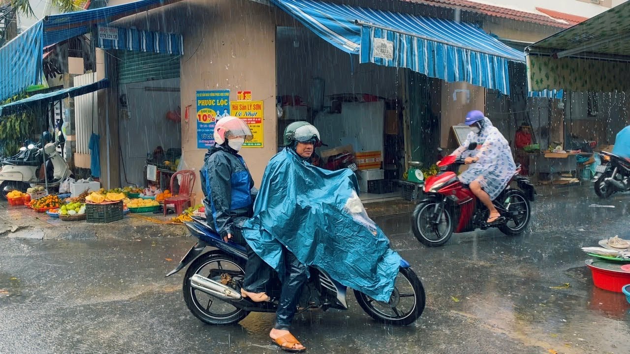 【🇻🇳 4K】Heavy Rain Walk in Vietnamese Da Nang Neighborhood - YouTube