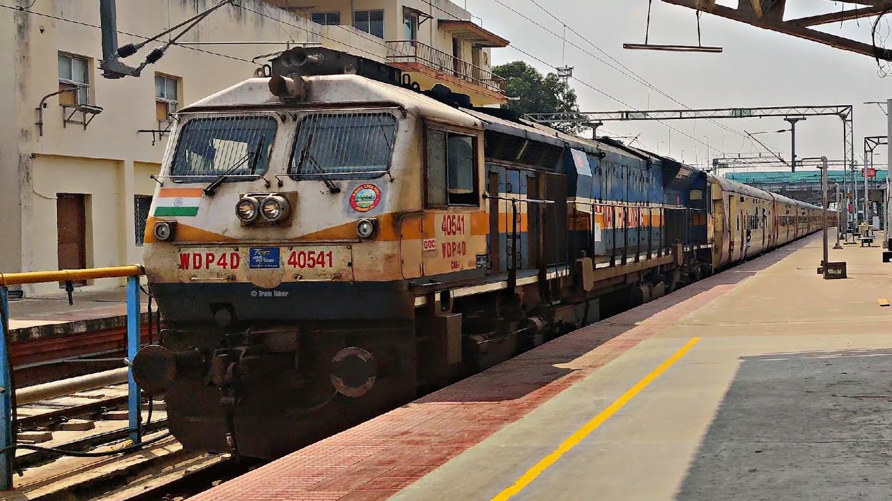 SENGOTTAI - MAYILADUTHURAI Express Arriving Tiruchirappalli Junction ...