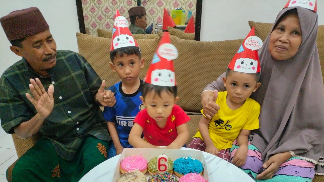 Serunya tiup lilin yang rebutan || lihat tingkah lucunya Arkan tiup ...