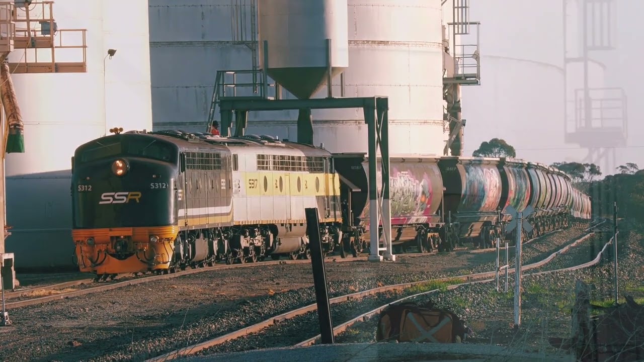 Australische EMD diesels in actie | Australian EMD 's in action - YouTube