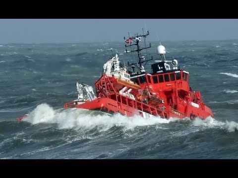 Ships in Giant Storm! Huge Waves in the Ocean - YouTube