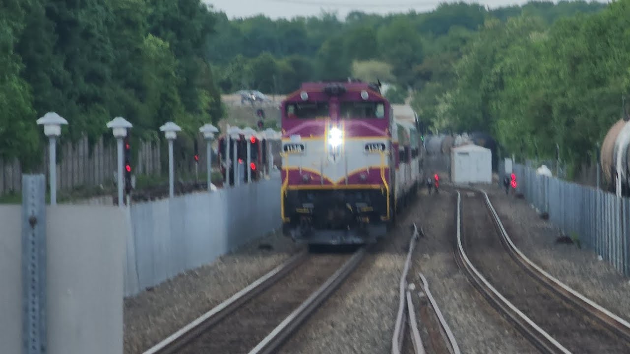 MBTA GP40MC #1138 Entering Braintree station with a horn salute! - YouTube