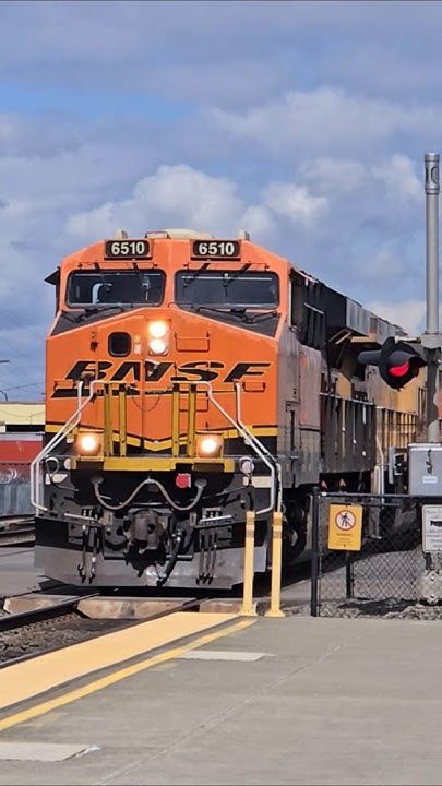 BNSF 6510 leads a very boring consist south - YouTube