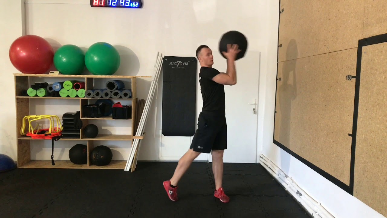 Rzut piłką lekarską o ścianę z rotacją / Standing throw med ball with ...