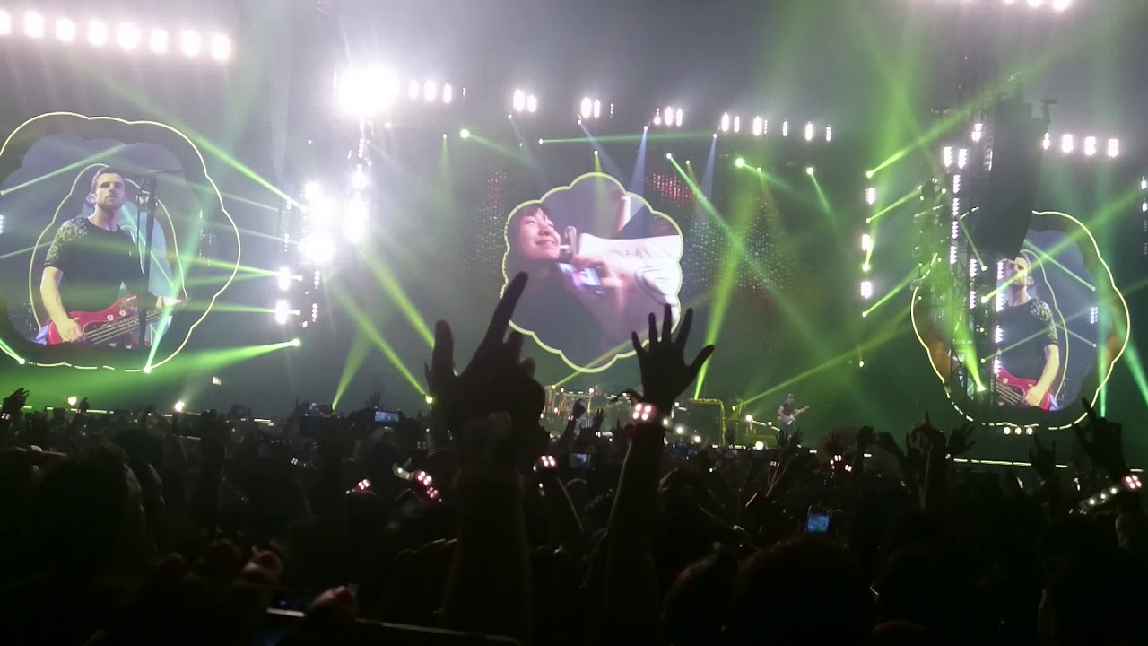 Coldplay - Yellow (Live In Bangkok) - YouTube