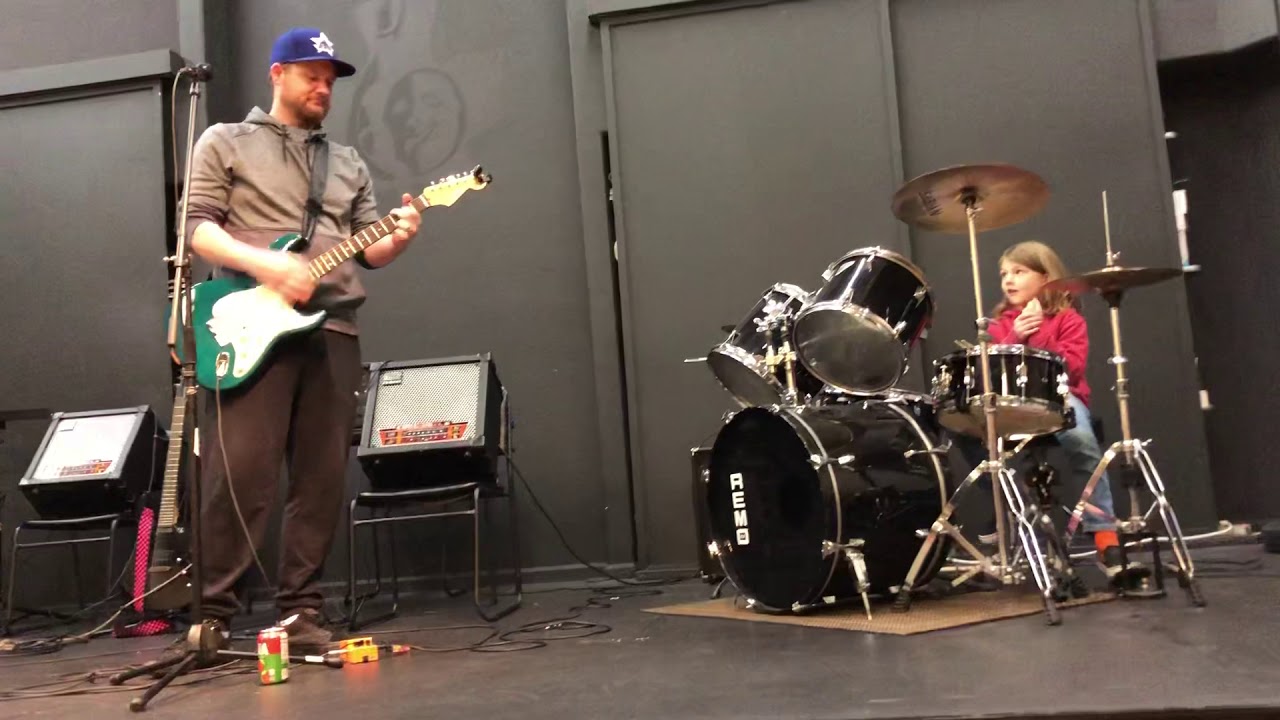 Mykel and Carli #weezer cover at open mic. - YouTube