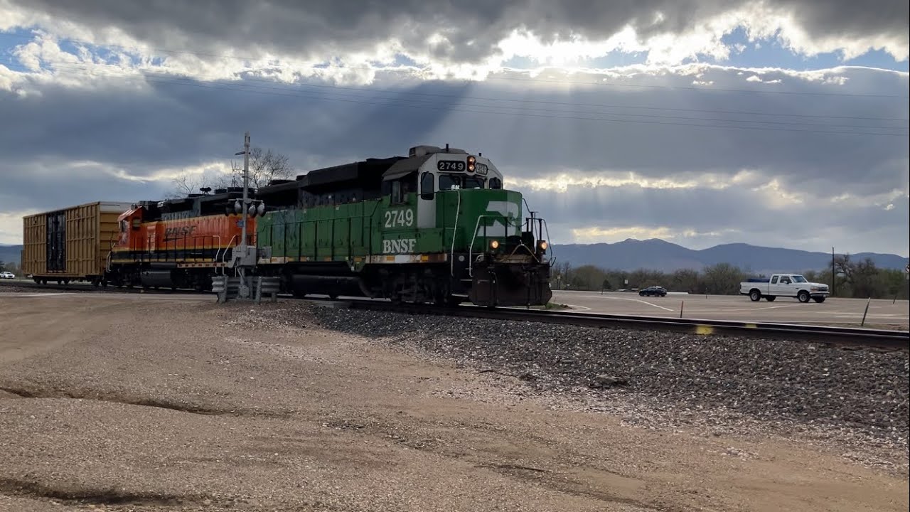 BNSF 2749 BN paint leads a train at Longmont - YouTube