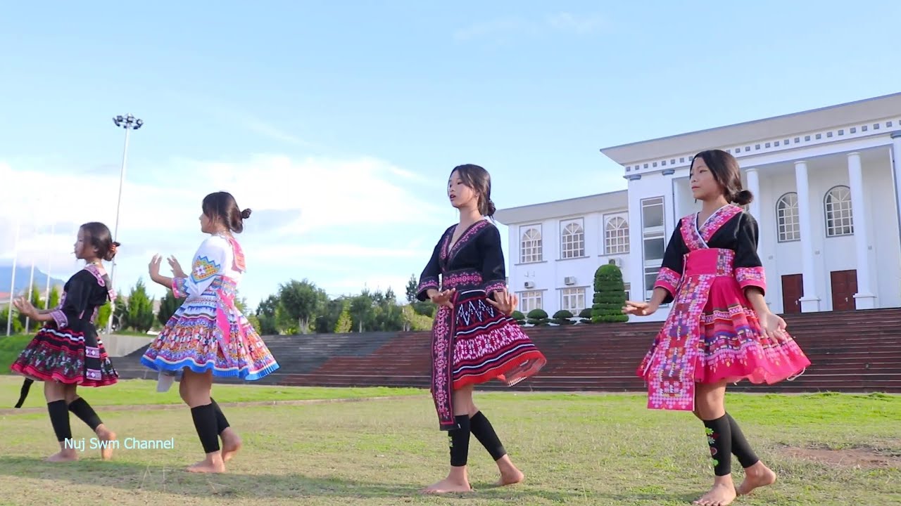 Kuv Nyiam Koj_Luag Ntxhi_Ntxhais Hmong Dance Nuj Swim Channel - YouTube