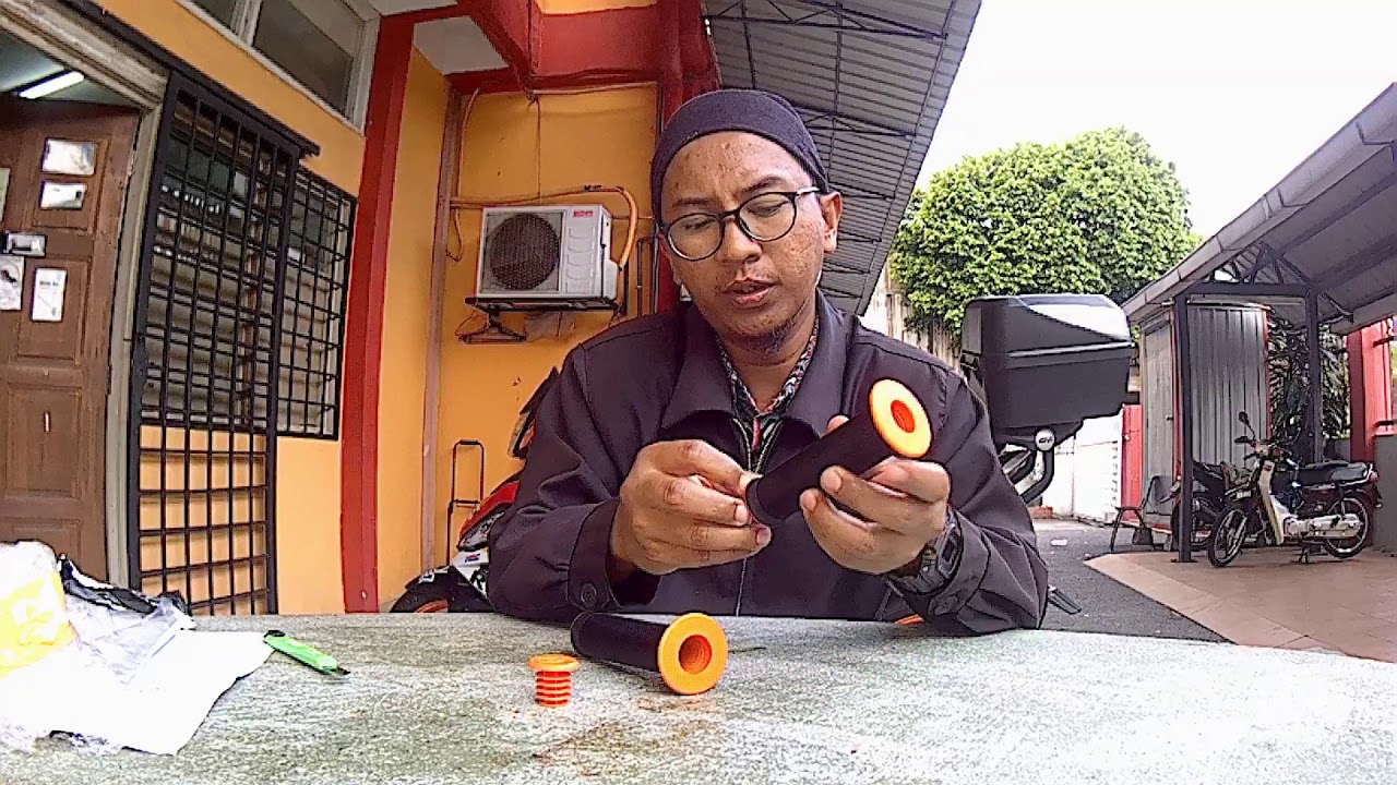 Pasang RCB Handle Grip Honda RS150R Repsol - YouTube