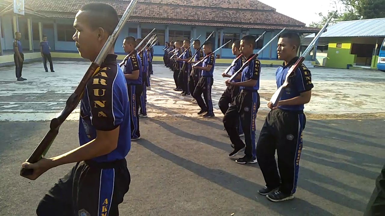 Kolone senjata AKMI Cirebon XXXII - YouTube