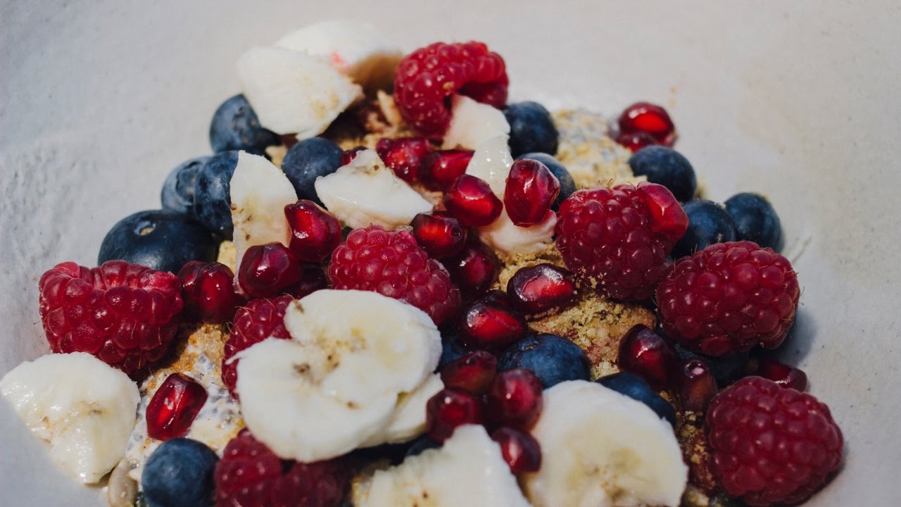 7 Day Detox Plan: BREAKFAST | Chia & Oats Bowl - YouTube