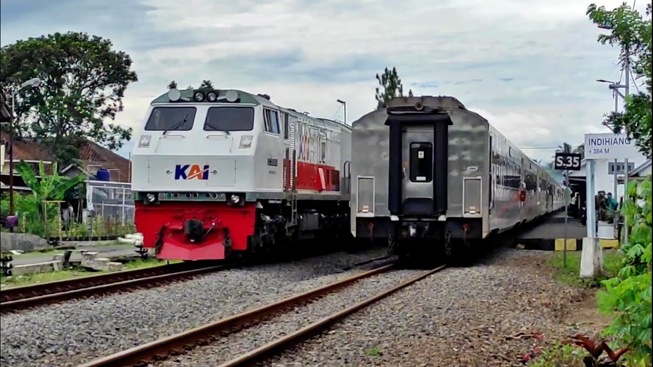 Melihat Persilangan Kereta Api Ekonomi Dengan Kereta Api Argo Wilis Di ...