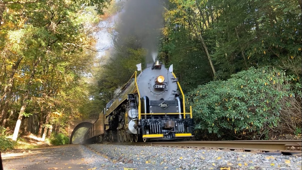 Reading 2102 Raises the Roof Through Nesquehoning! - YouTube