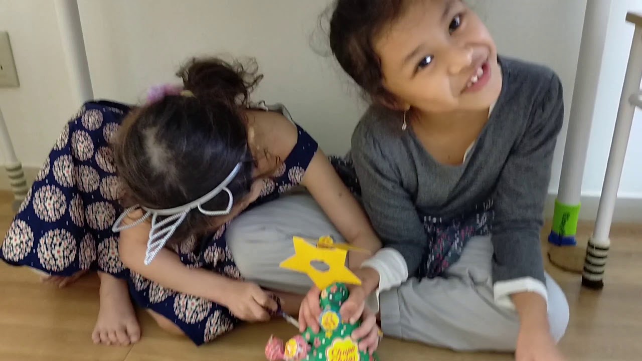 Vlogmas 5 | Chupa Chups Christmas Tree Lollipop - YouTube